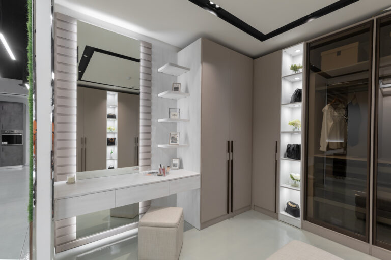 Luxury Makeup Rooms - Elegant Design & Illuminated Mirrors | Creative ...